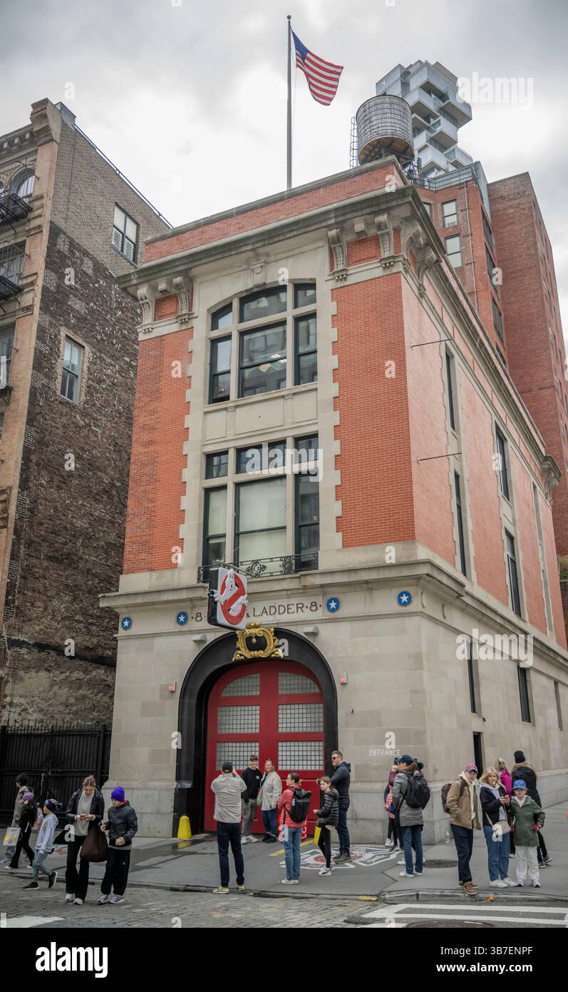 Visitors outside the Ghostbusters fire station in Manhattan Stock Photo ...