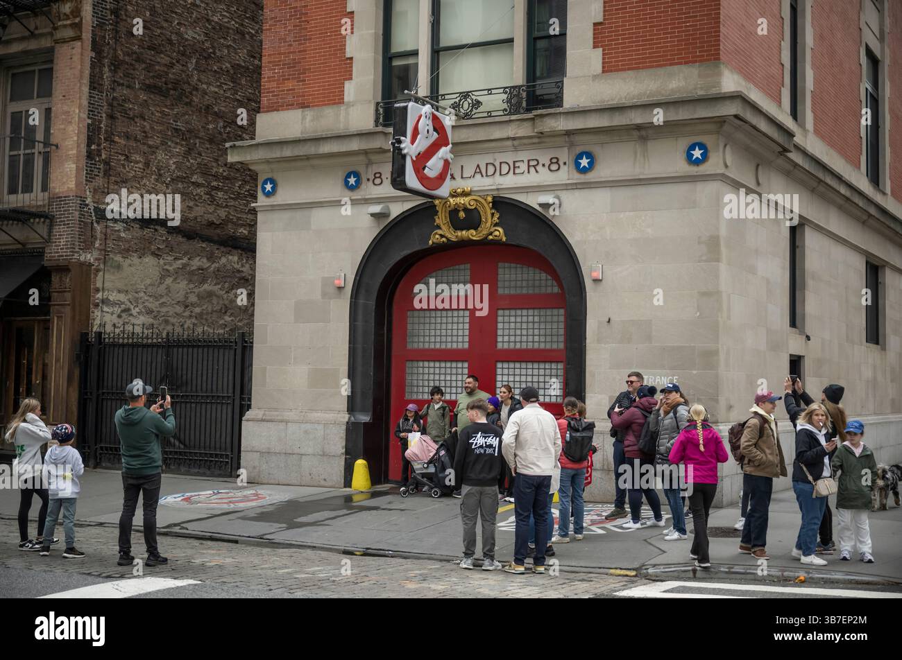 Visitors outside the Ghostbusters fire station in Manhattan Stock Photo ...