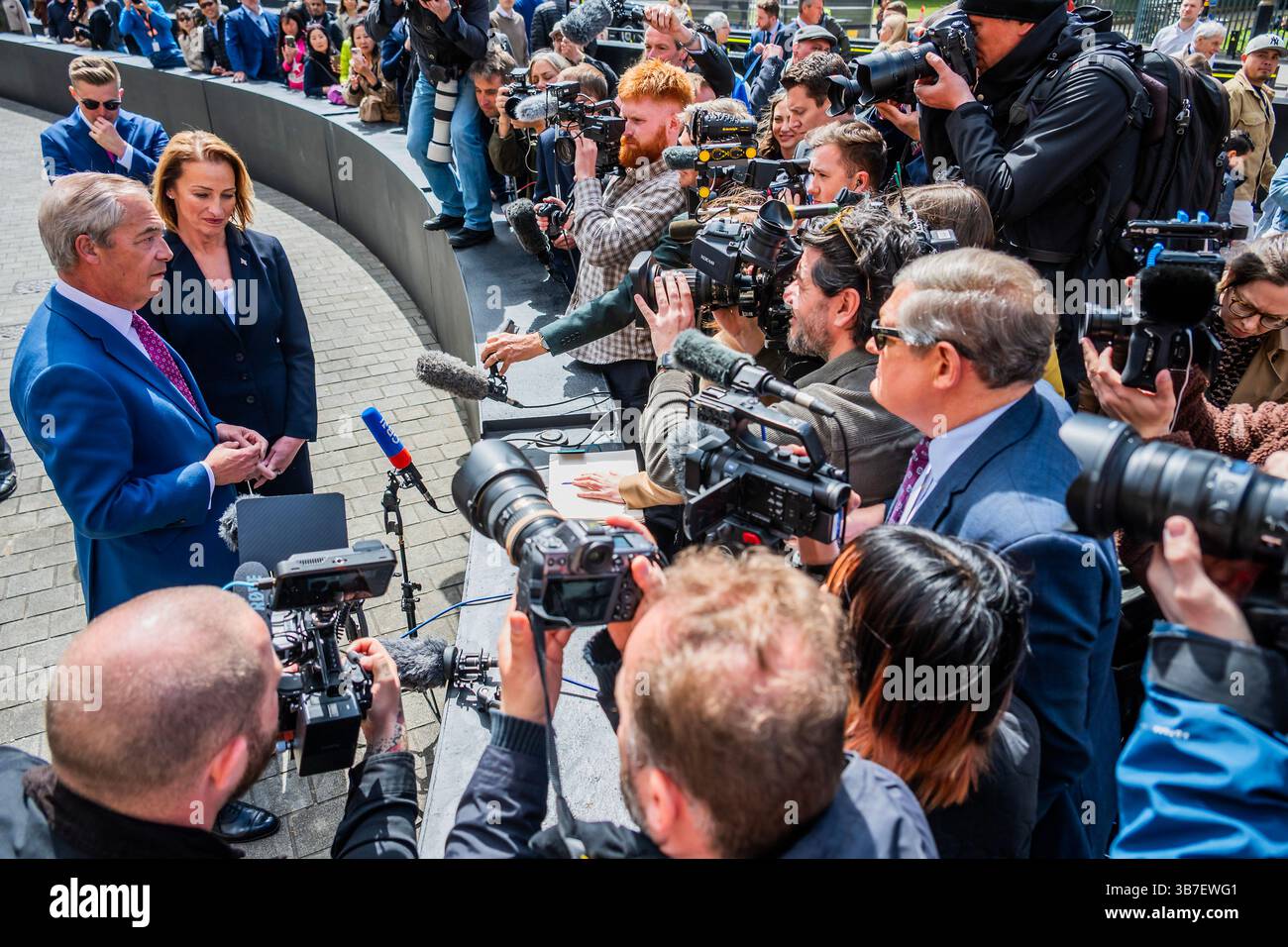 Nigel farage and sarah pochin hi-res stock photography and images - Alamy