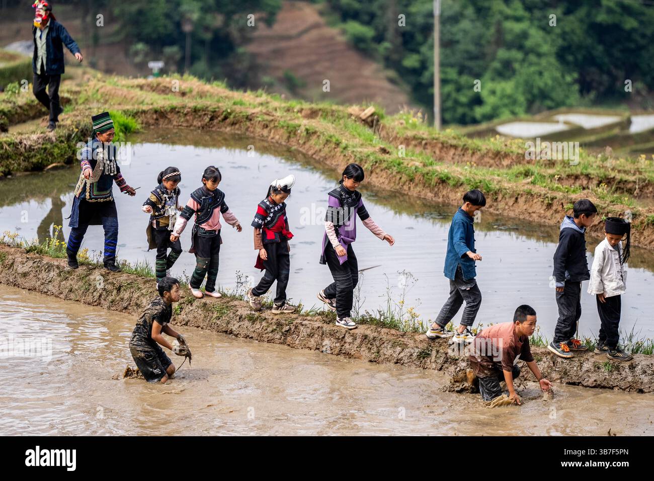 (250506) -- KUNMING, May 6, 2025 (Xinhua) -- Children catch fish during ...