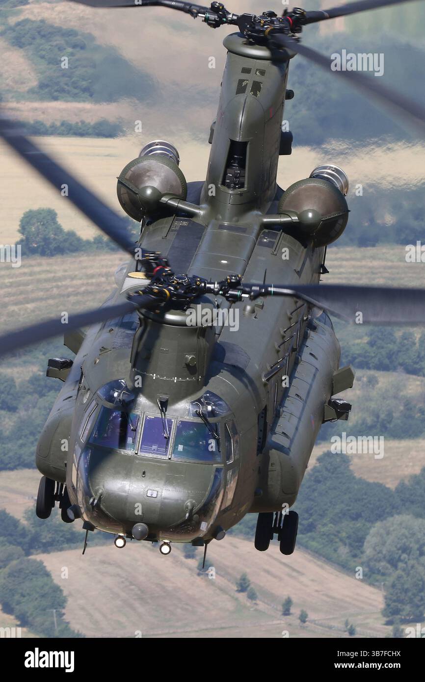 The Boeing Chinook HC2A (352) is a heavy-lift helicopter in service ...