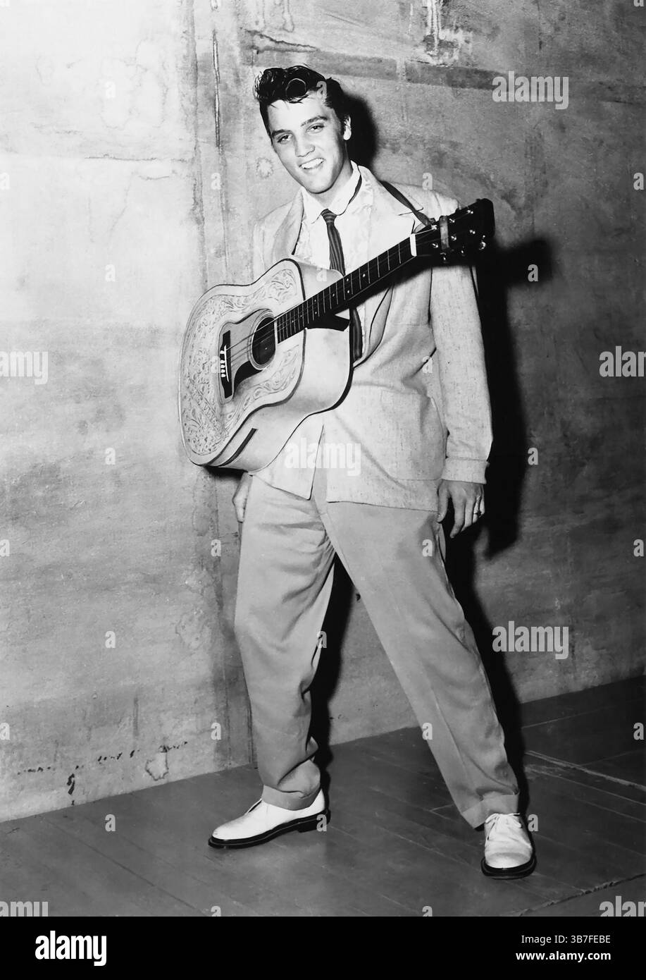 Elvis Presley with guitar, backstage at the Shell in 1954 Stock Photo ...