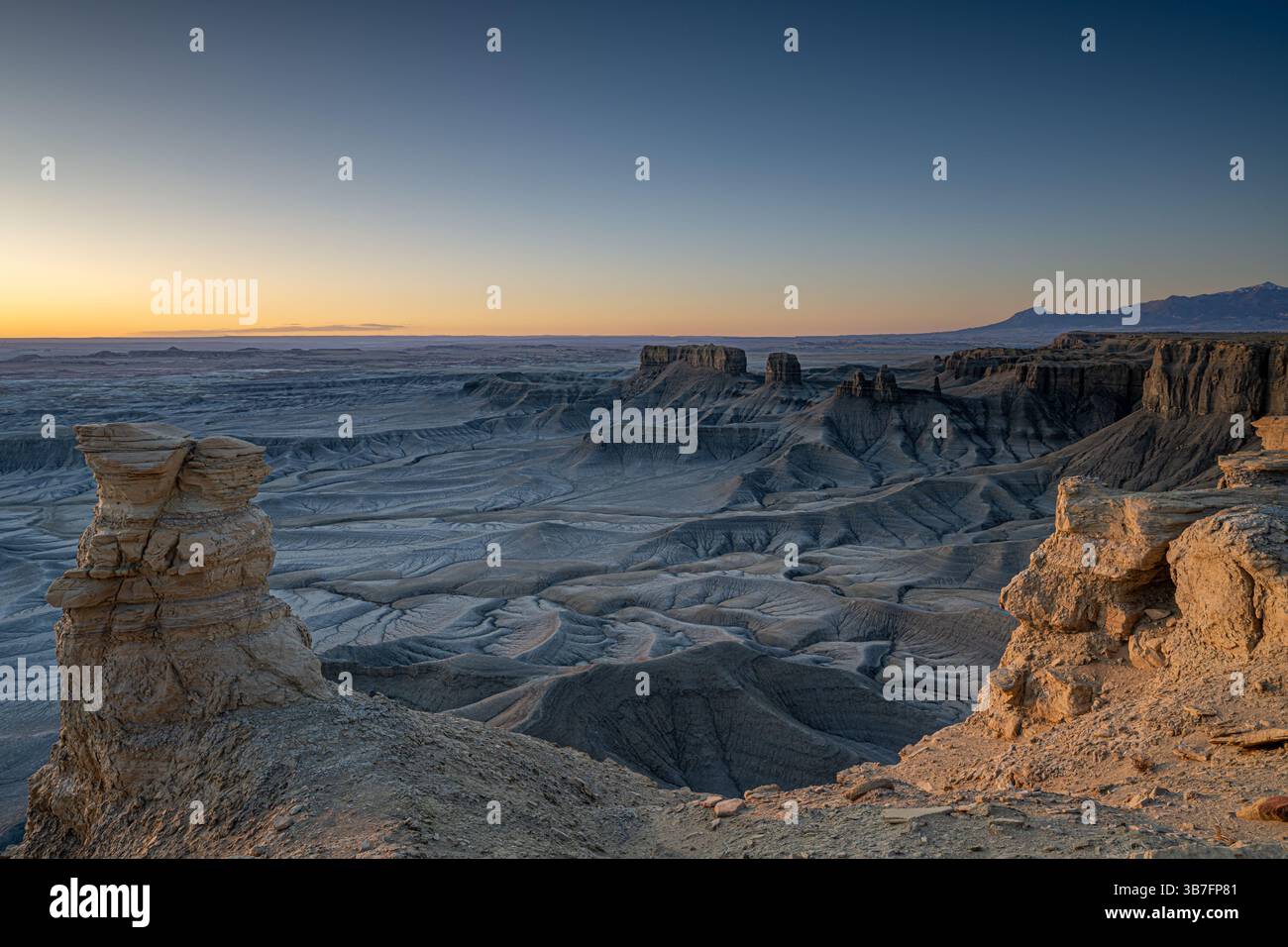 First light at Moonscape Overlook (a.k.a. Skyline Rim Overlook, Blue ...