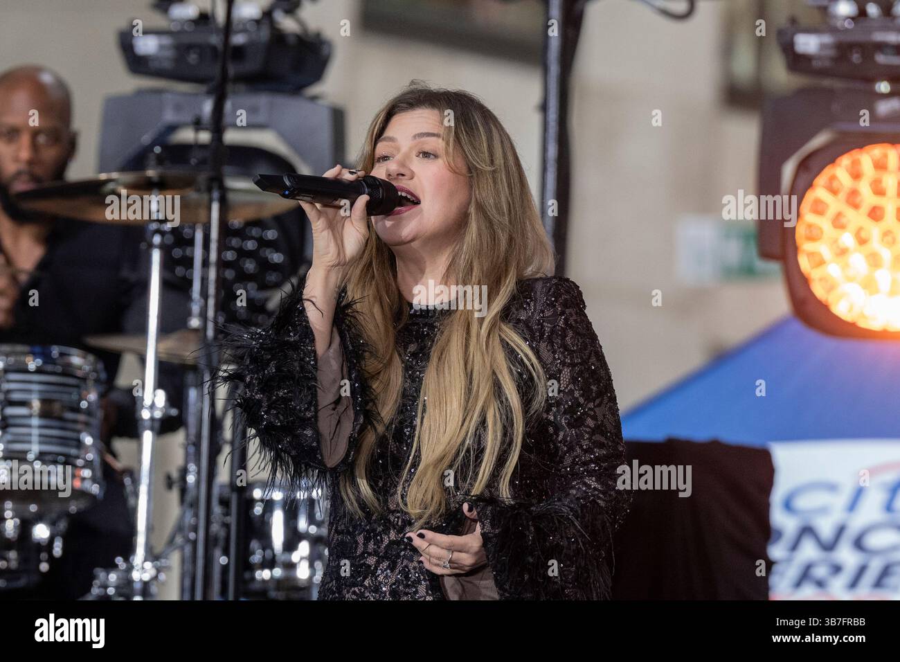 New York, United States. 06th May, 2025. Kelly Clarkson performs on ...