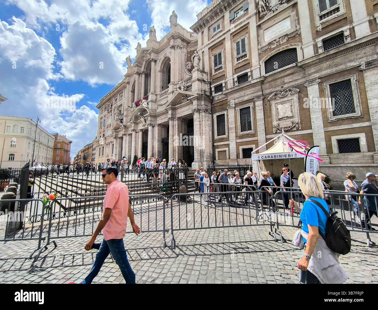 one day before the opening of the conclave People queue to visit the ...