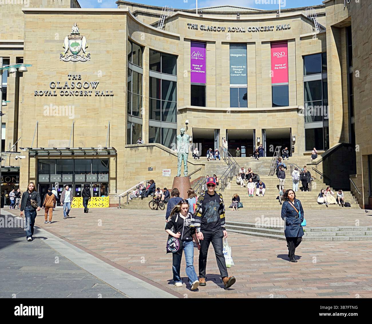 Glasgow, Scotland, UK. 6th May April, 2025. UK Weather: Sunny over the ...