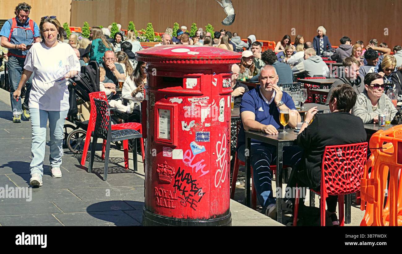 Glasgow, Scotland, UK. 6th May April, 2025. UK Weather: Sunny over the ...