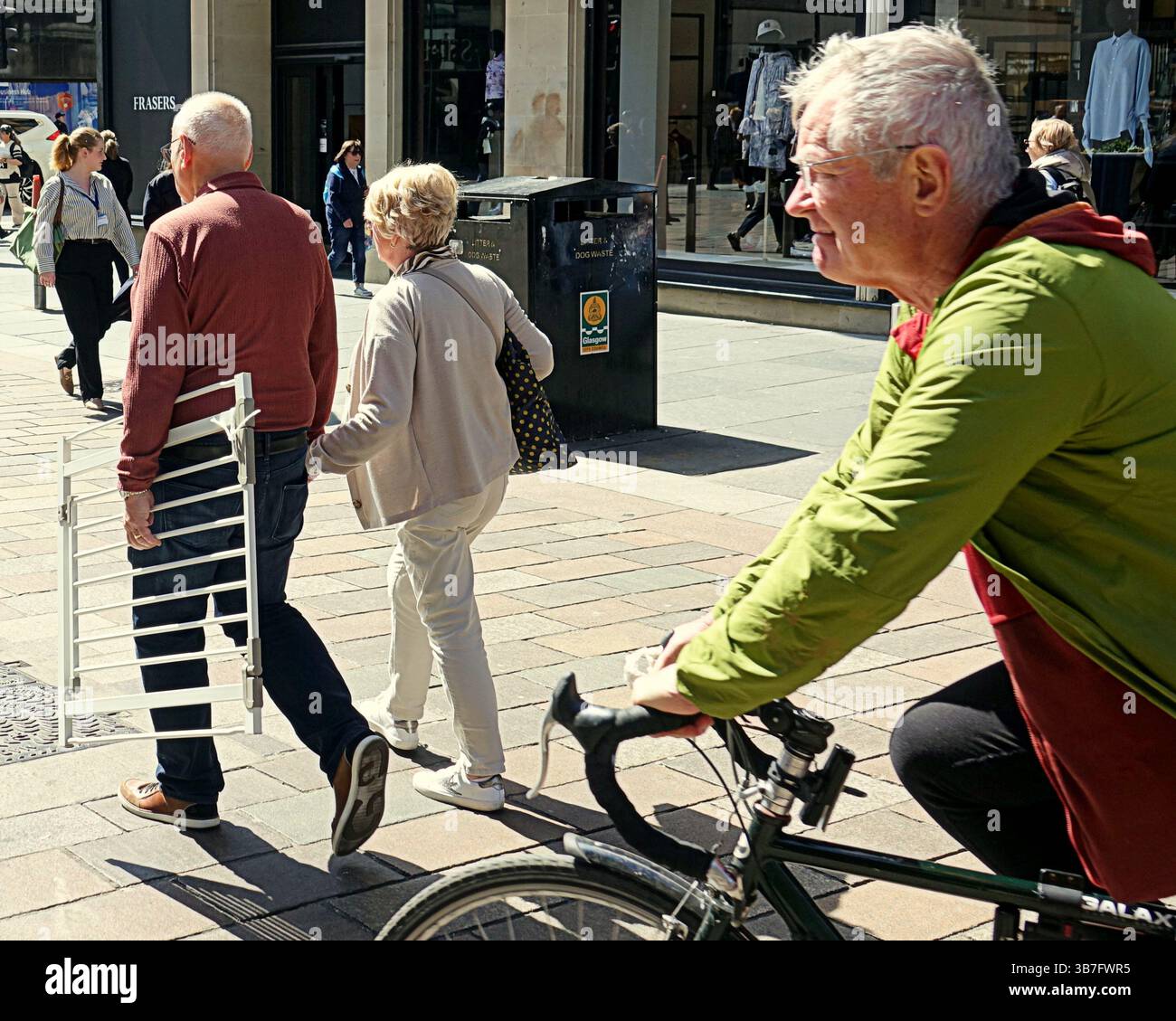 Glasgow, Scotland, UK. 6th May April, 2025. UK Weather: Sunny over the ...