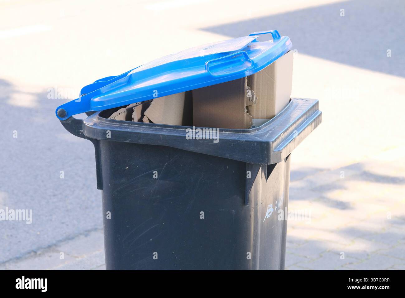 Düsseldorf 06.05.2025 Mülltonne Recycling Müll Abfall Wohlstandsmüll ...