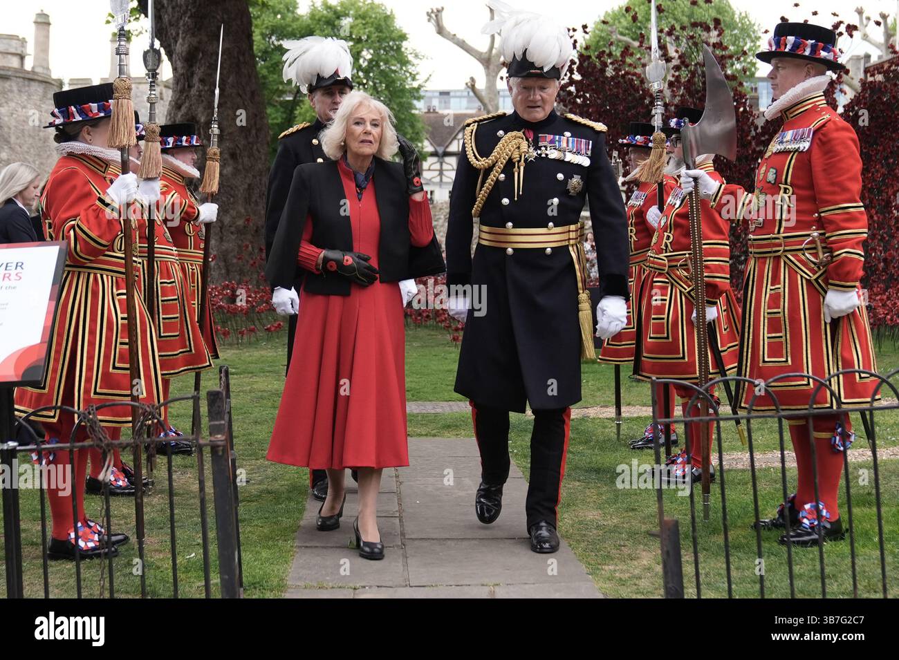 Queen Camilla walks with Constable of the Tower of London, General Sir ...