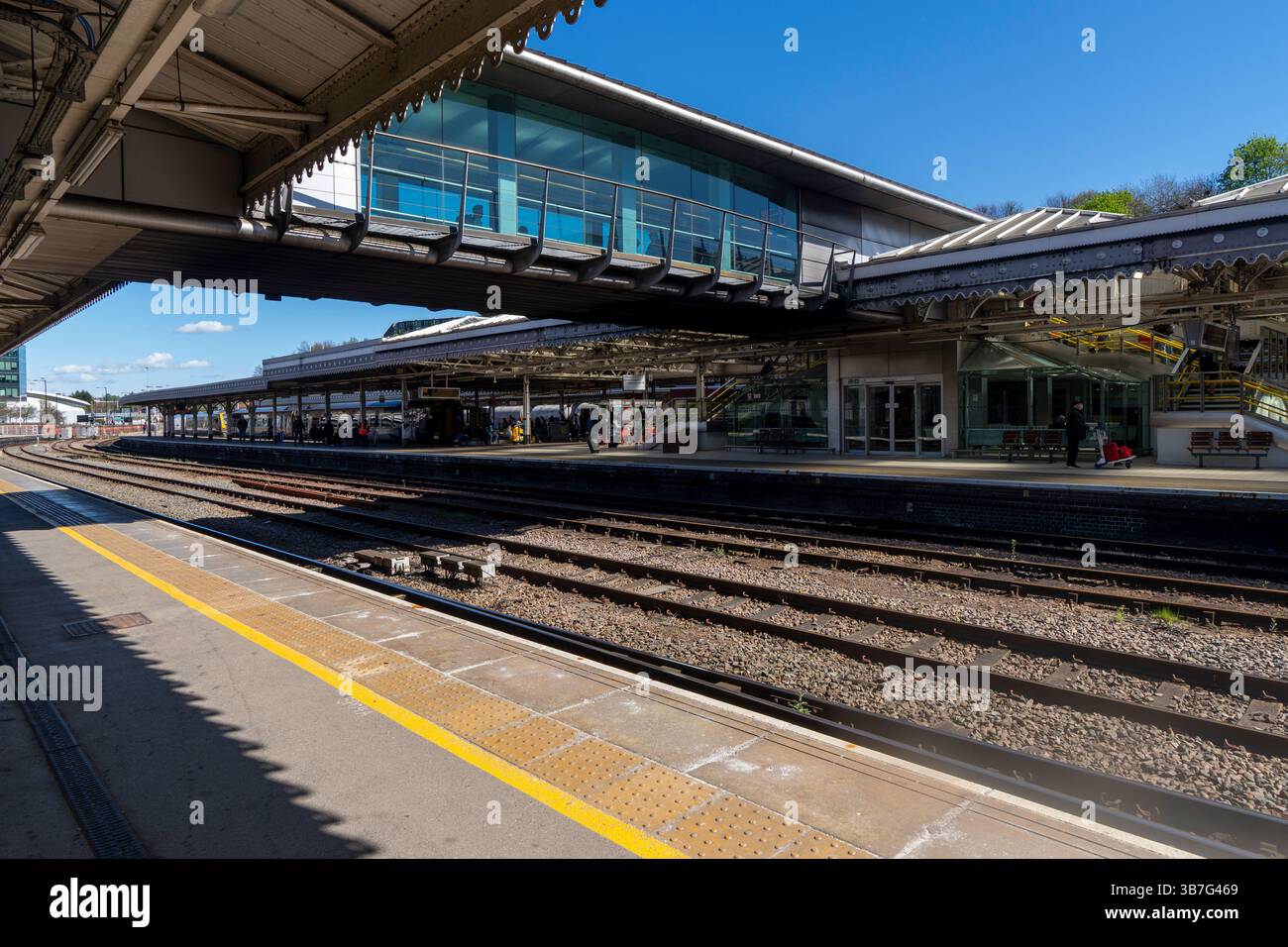 Image of Sheffield train station interior showing the platforms Stock ...