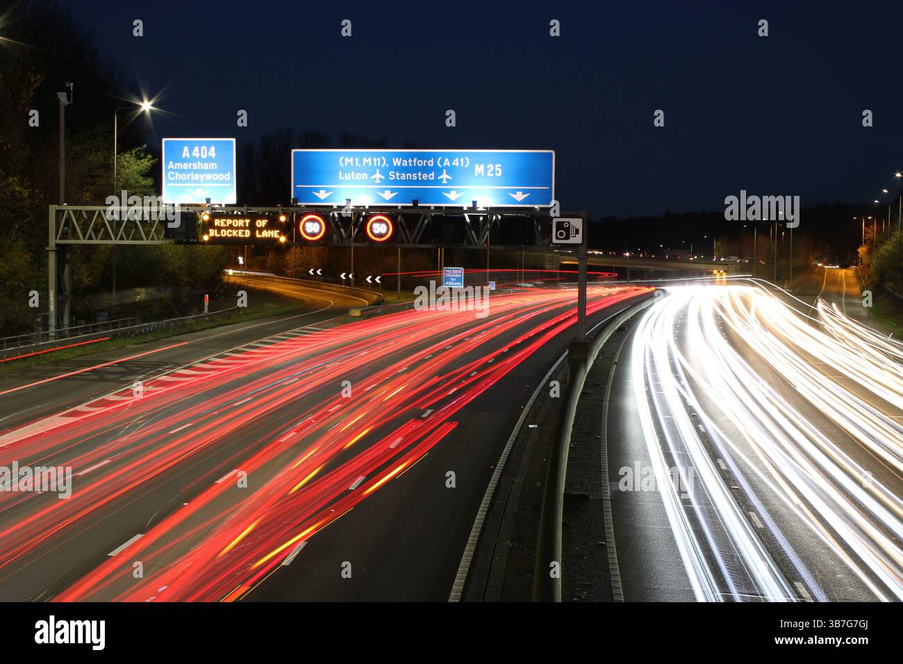 M25 Motorway - Report of blocked lane sign with speeding rush-hour ...