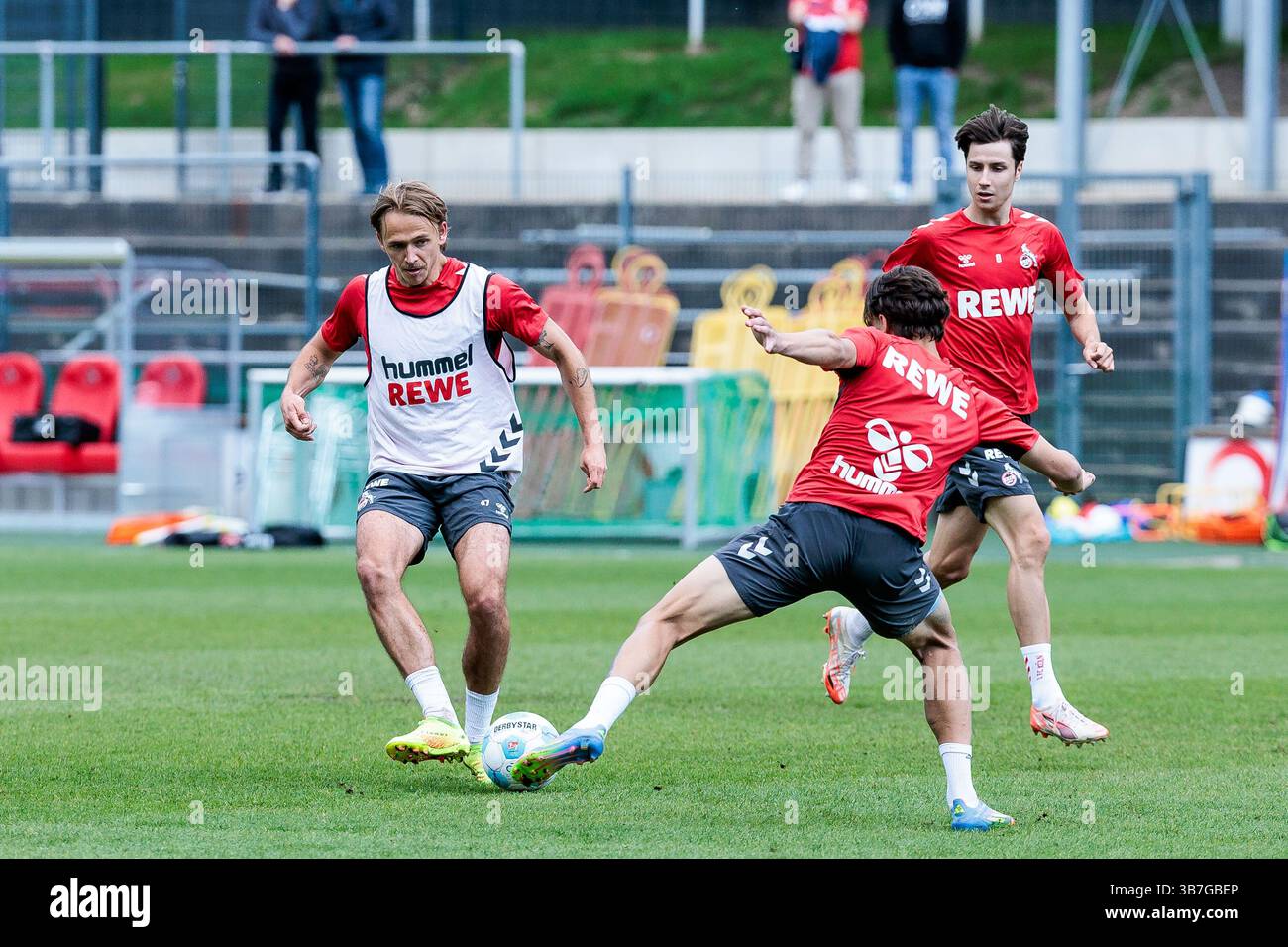 Zweikampf Mathias Olesen (1. FC K?ln, 47), Max Finkgr?fe (1. FC K?ln ...