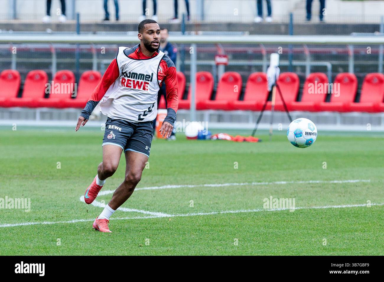 Linton Maina (1. FC K?ln, 37) am Ball 2. Fussball Bundesliga: Training ...