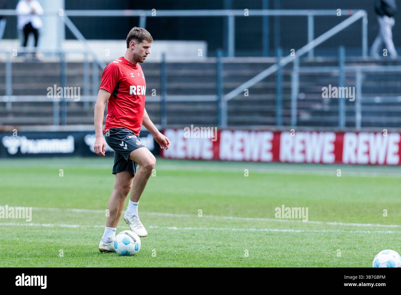 Imad Rondic (1. FC K?ln, 27) mit Ball 2. Fussball Bundesliga: Training ...