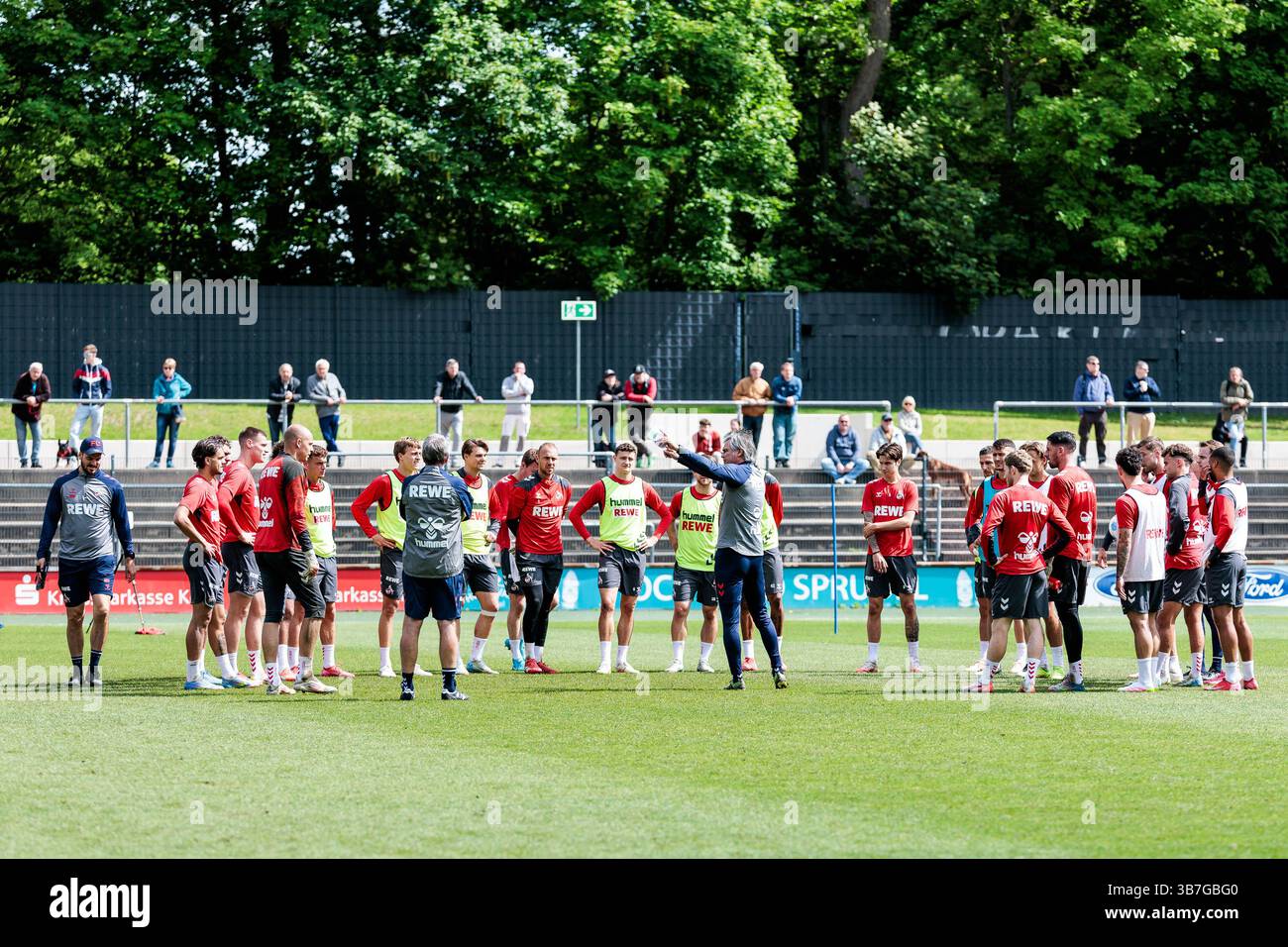 Teamkreis, Matthias Lust (Co-Trainer 1. FC K?ln) erkl?rt 2. Fussball Bundesliga: Training 1. FC ...