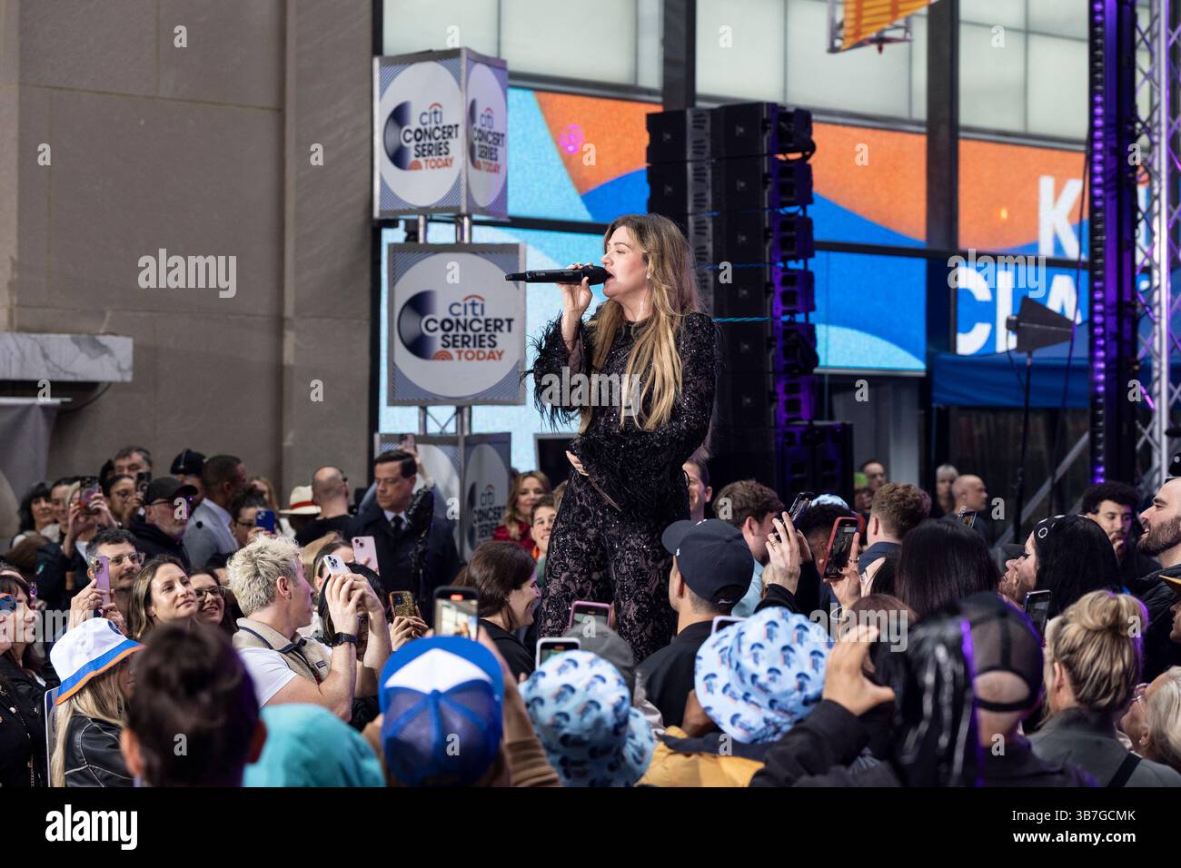 New York, United States. 06th May, 2025. Kelly Clarkson performs on ...