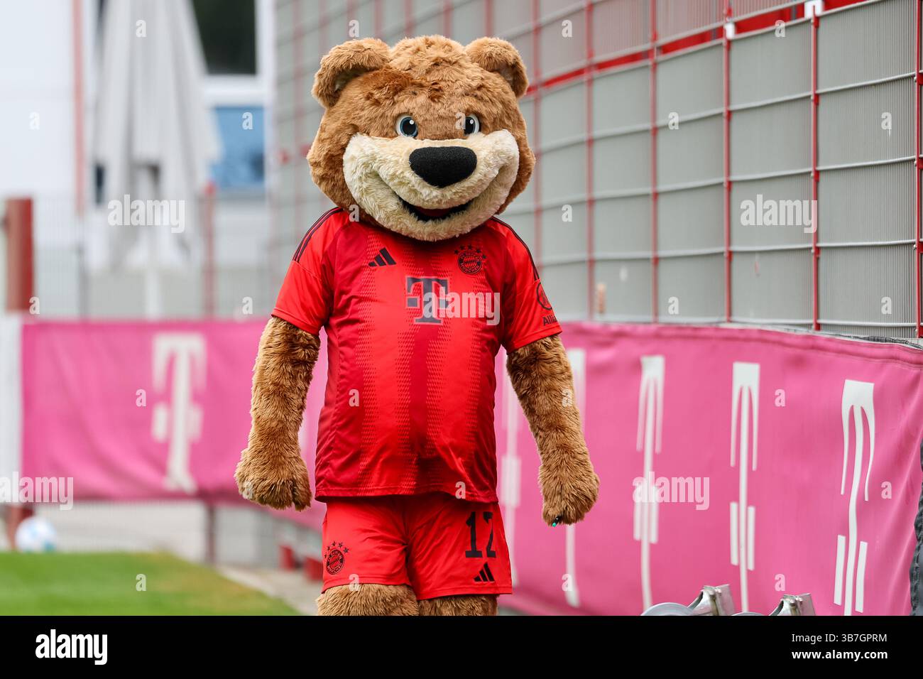 Muenchen, Deutschland. 06th May, 2025. FC Bayern Muenchen Maskottchen ...