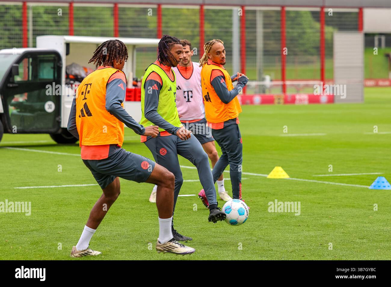 Muenchen, Deutschland. 06th May, 2025. Michael Olise (FC Bayern Muenchen, #17) mit Sacha Boey ...