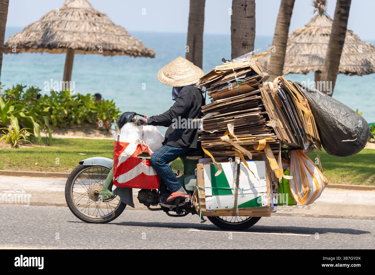 Carrying a full load hi-res stock photography and images - Alamy