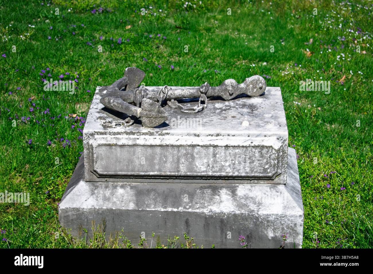 Grave chain hi-res stock photography and images - Alamy