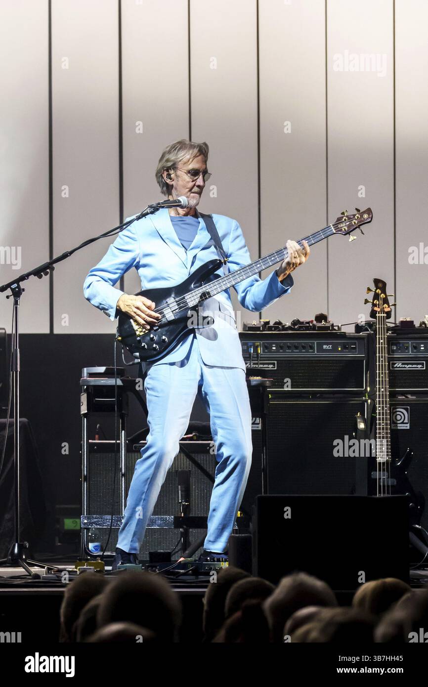 Mike Rutherford, guitarist and namesake of Mike and the Mechanics live ...
