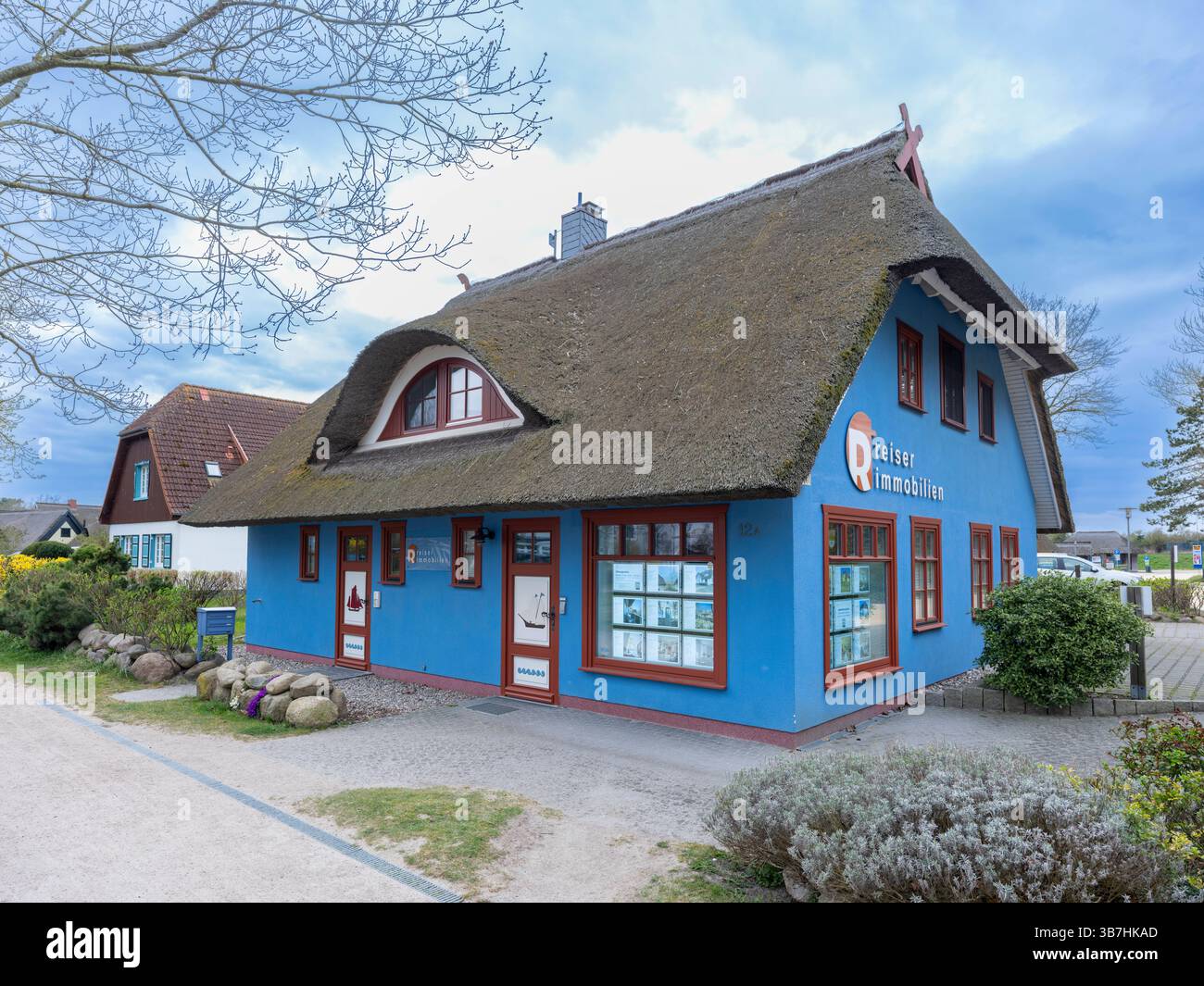Blaues Haus mit Reetdach der Firma Reiser Immobilien in Ahrenshoop auf ...