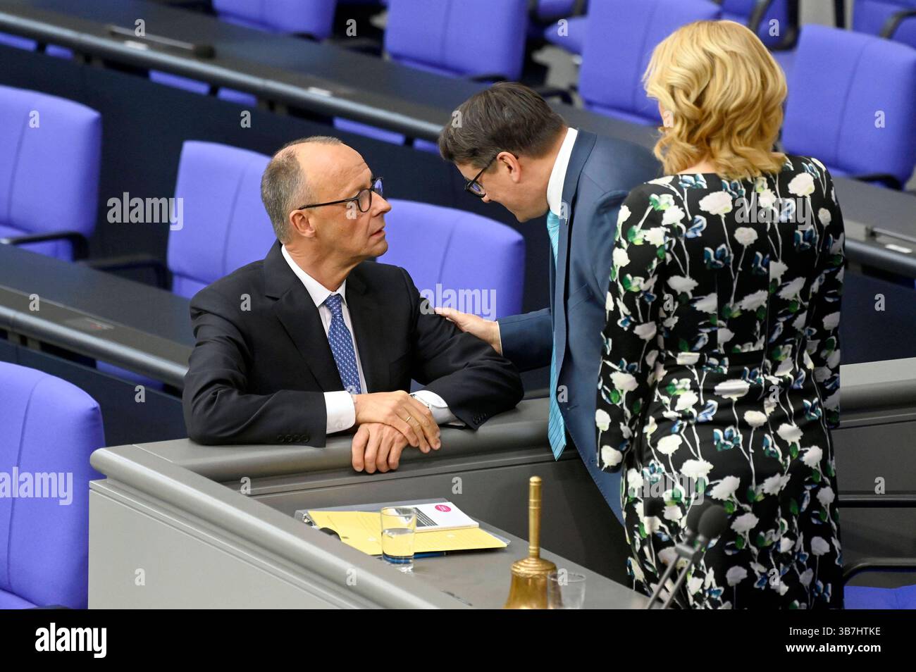 Friedrich Merz und Julia Klöckner in der 2. Sitzung des 21. Deutschen Bundestages im ...