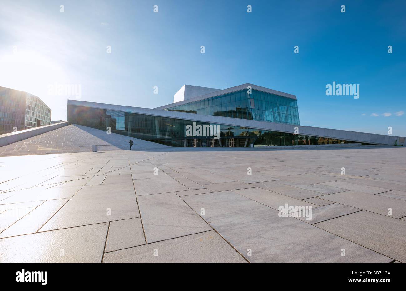 Dynamic waterfront setting hi-res stock photography and images - Alamy