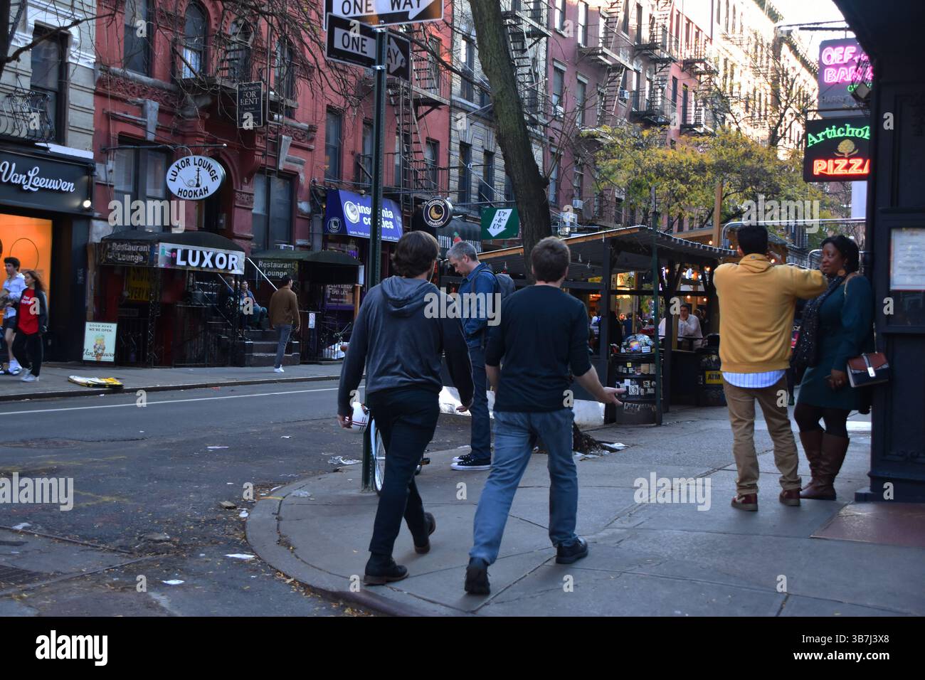 Traffic in nyc manhattan people hi-res stock photography and images - Alamy