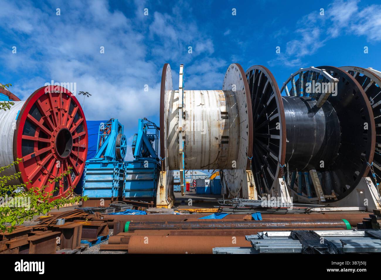 Underwater submarine cable hi-res stock photography and images - Alamy