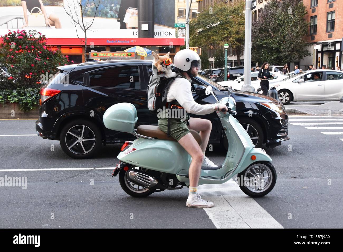 Crowded NYC sidewalk photo Stock Photo - Alamy