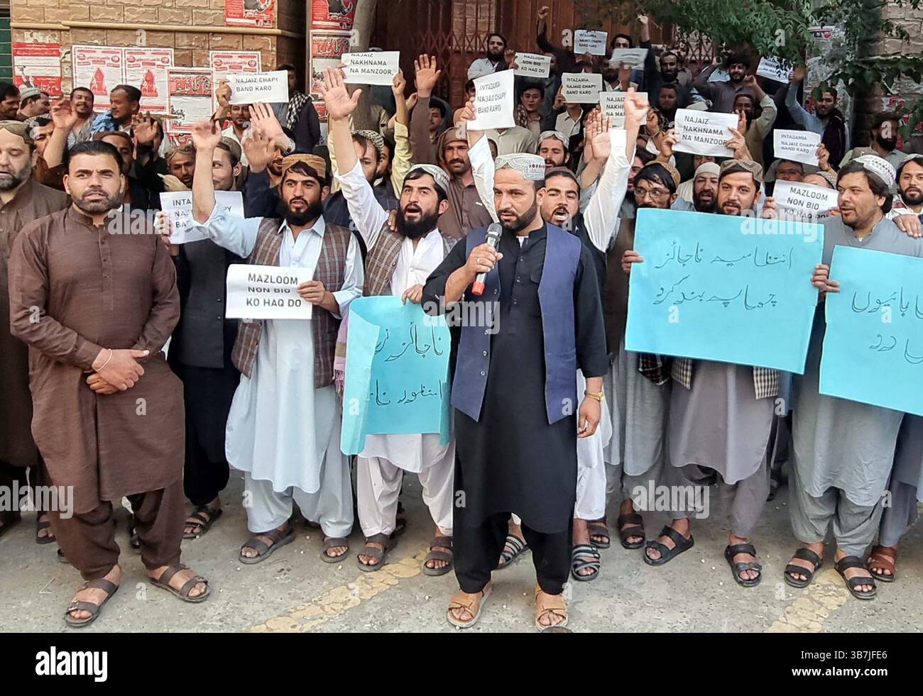 Tandoor Owners are holding protest demonstration against high ...