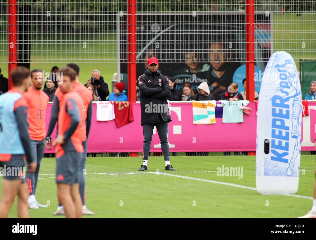 Fussball, Herren, Saison 2024/2025, FC Bayern München, Training Vincent ...
