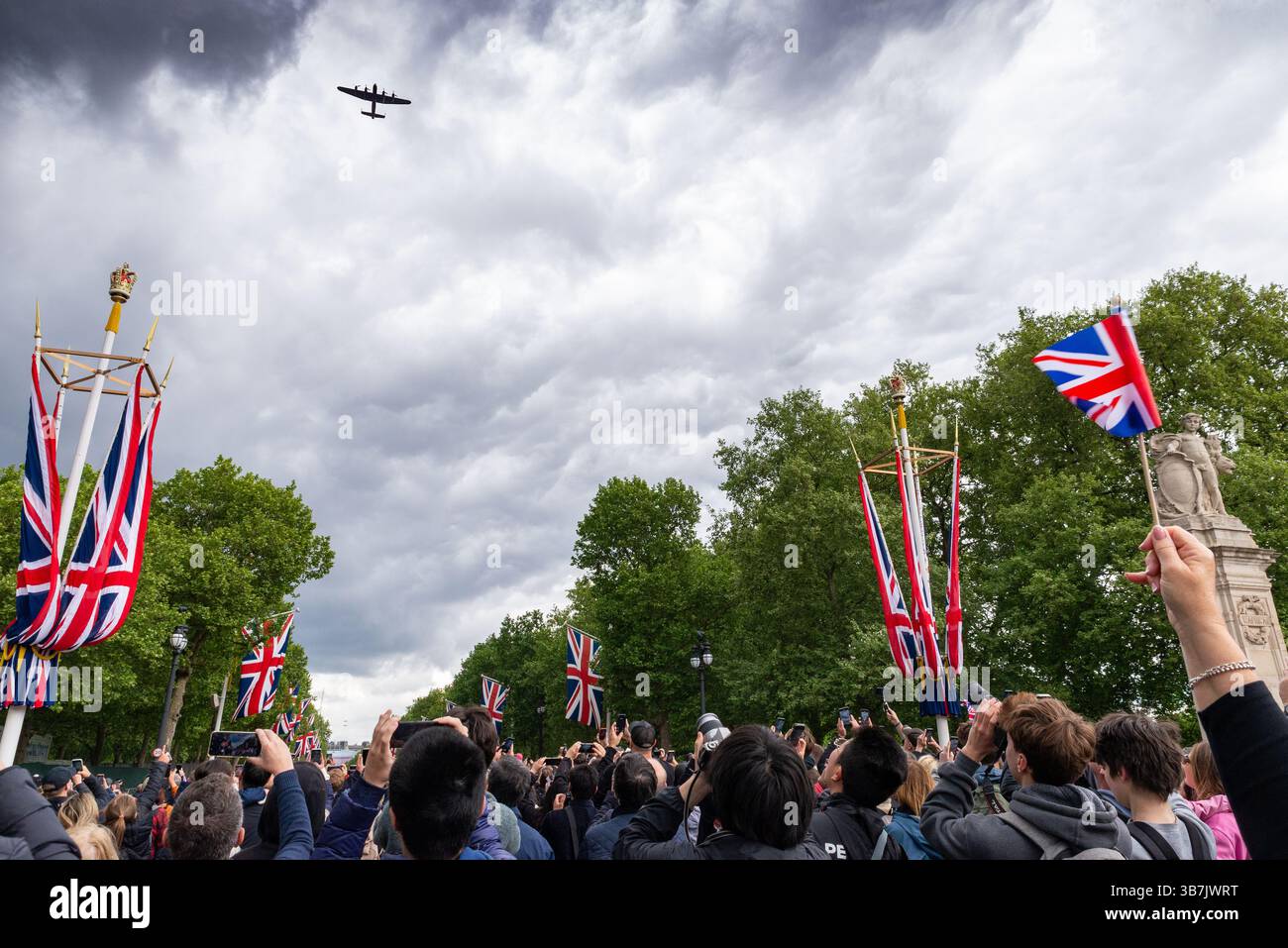VE Day 80th anniversary RAF flypast over The Mall, London, UK. Royal ...