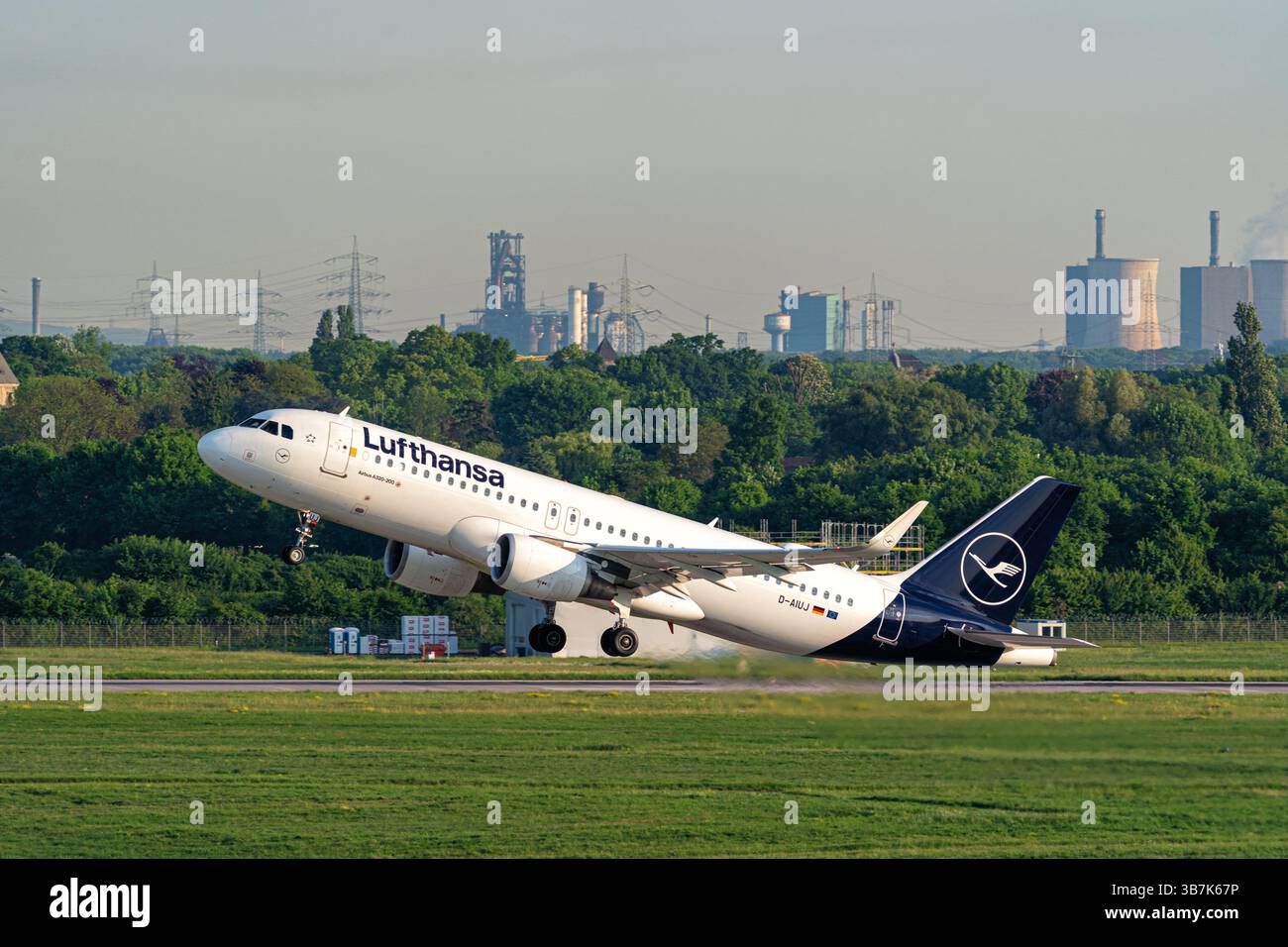 Lufthansa Airbus start at Stock Photo - Alamy