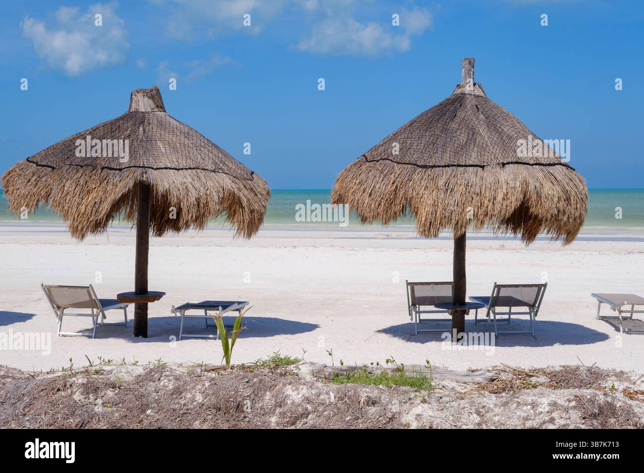 Beach chairs palapas resort hi-res stock photography and images - Alamy