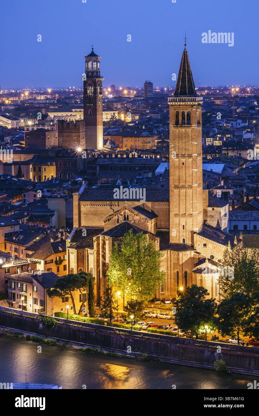 Ciudad de Verona desde el Castillo San Pietro, Iglesia de Santa Anastasia, Verona, patrimonio de ...