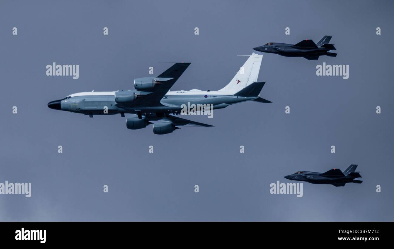 Royal Air Force Aerobatic Team perform a spectacular VE Day 80 flypast ...