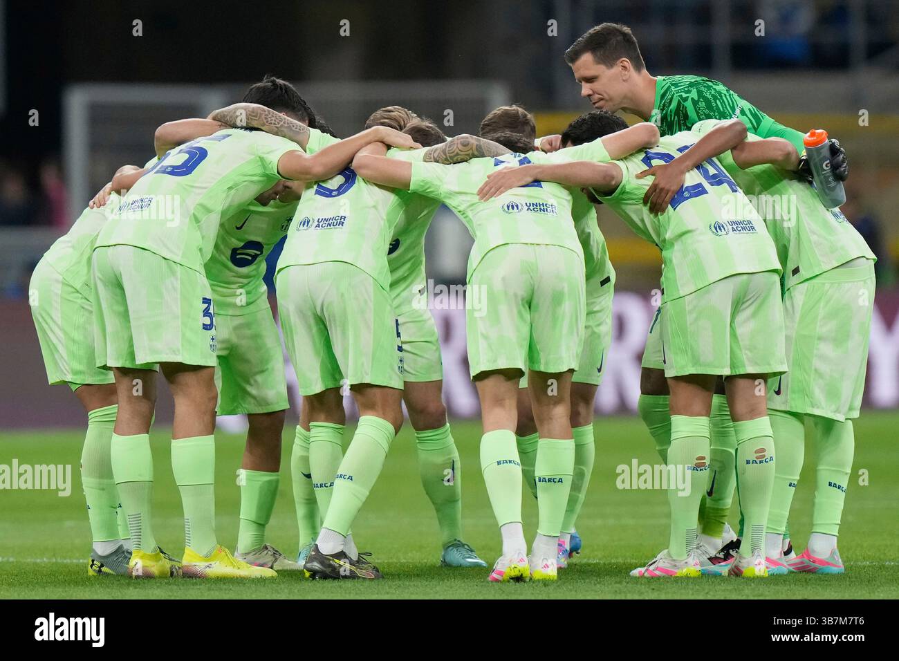 Barcelona players huddle prior to the Champions League semifinal second ...
