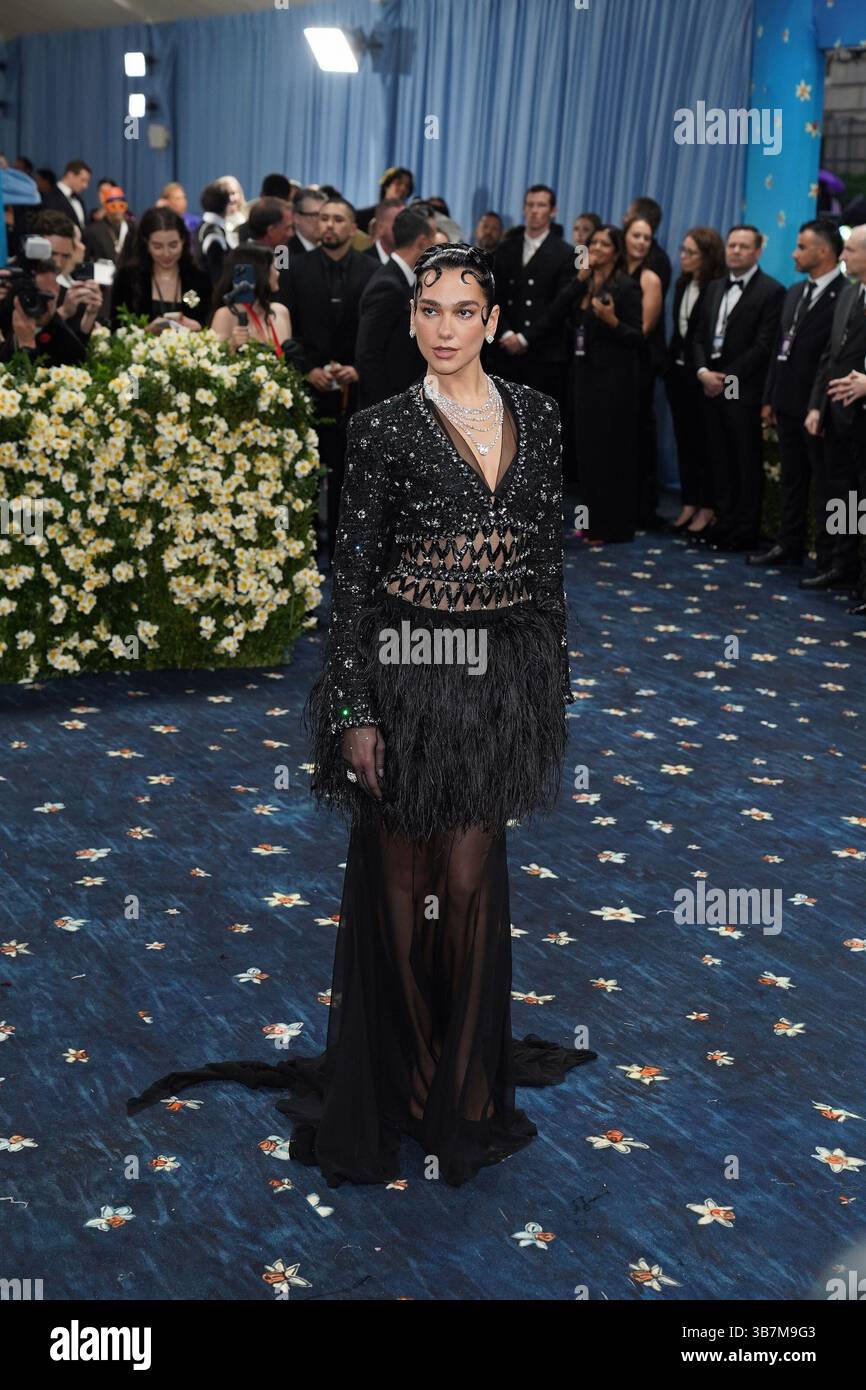 Ny. 05th May, 2025. Dua Lipa at arrivals for The 2025 Costume Institute ...