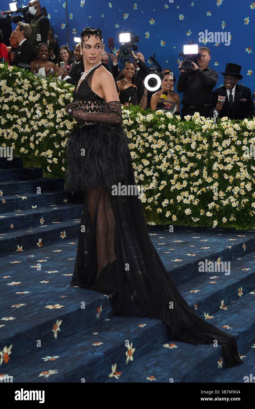 Ny. 05th May, 2025. Dua Lipa at arrivals for The 2025 Costume Institute ...