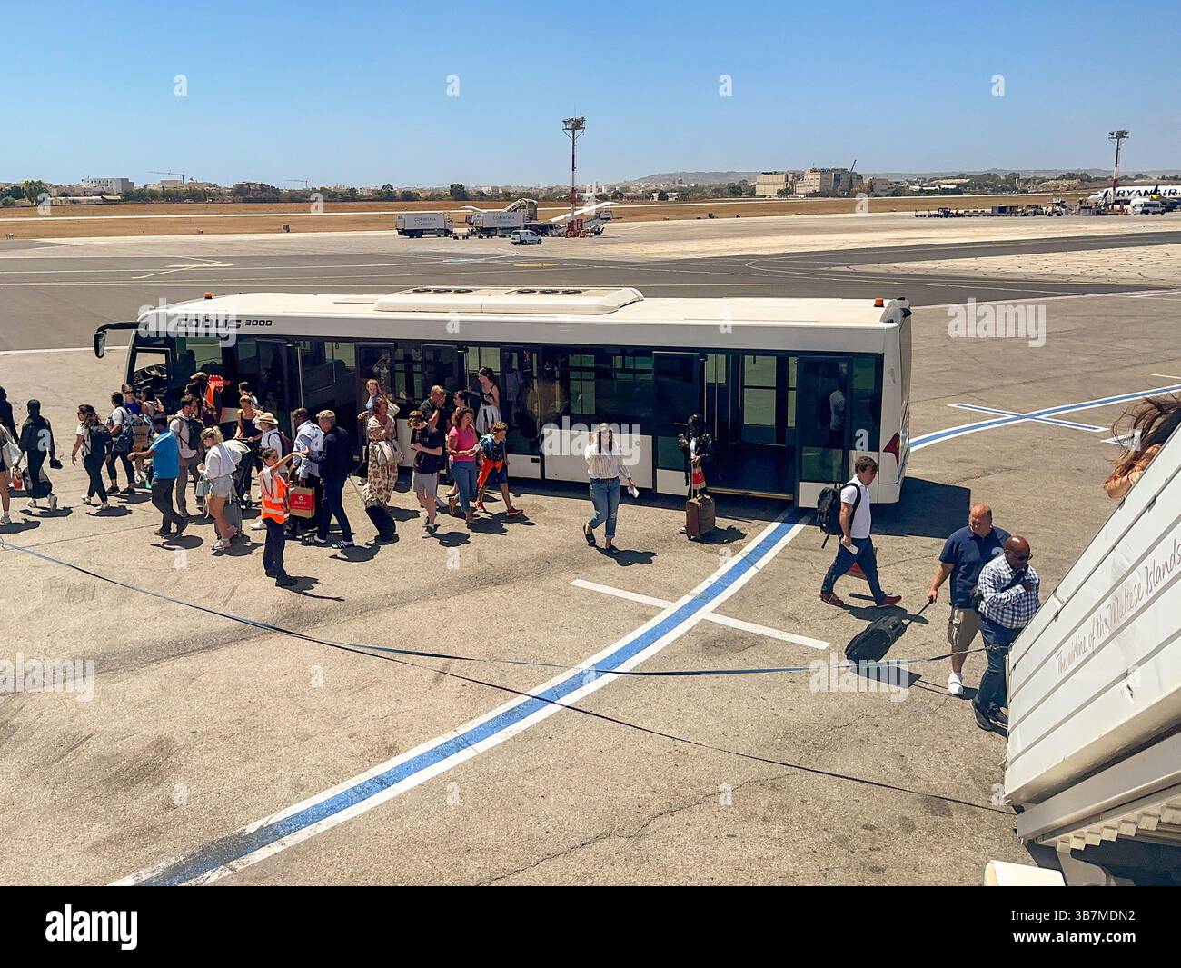 Tourists boarding transfer bus smartphone stock photos and images - Alamy