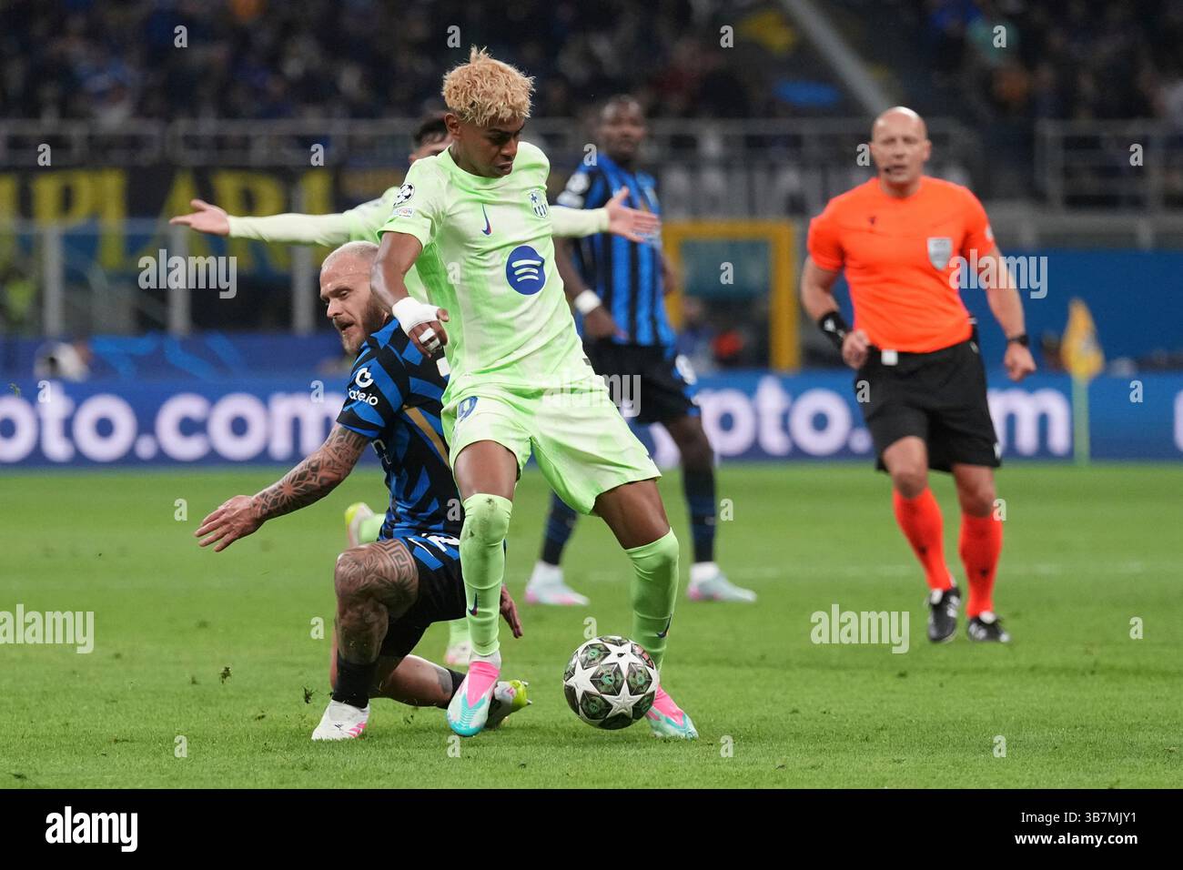 Inter Milan's Federico Dimarco, left, and Barcelona's Lamine Yamal ...