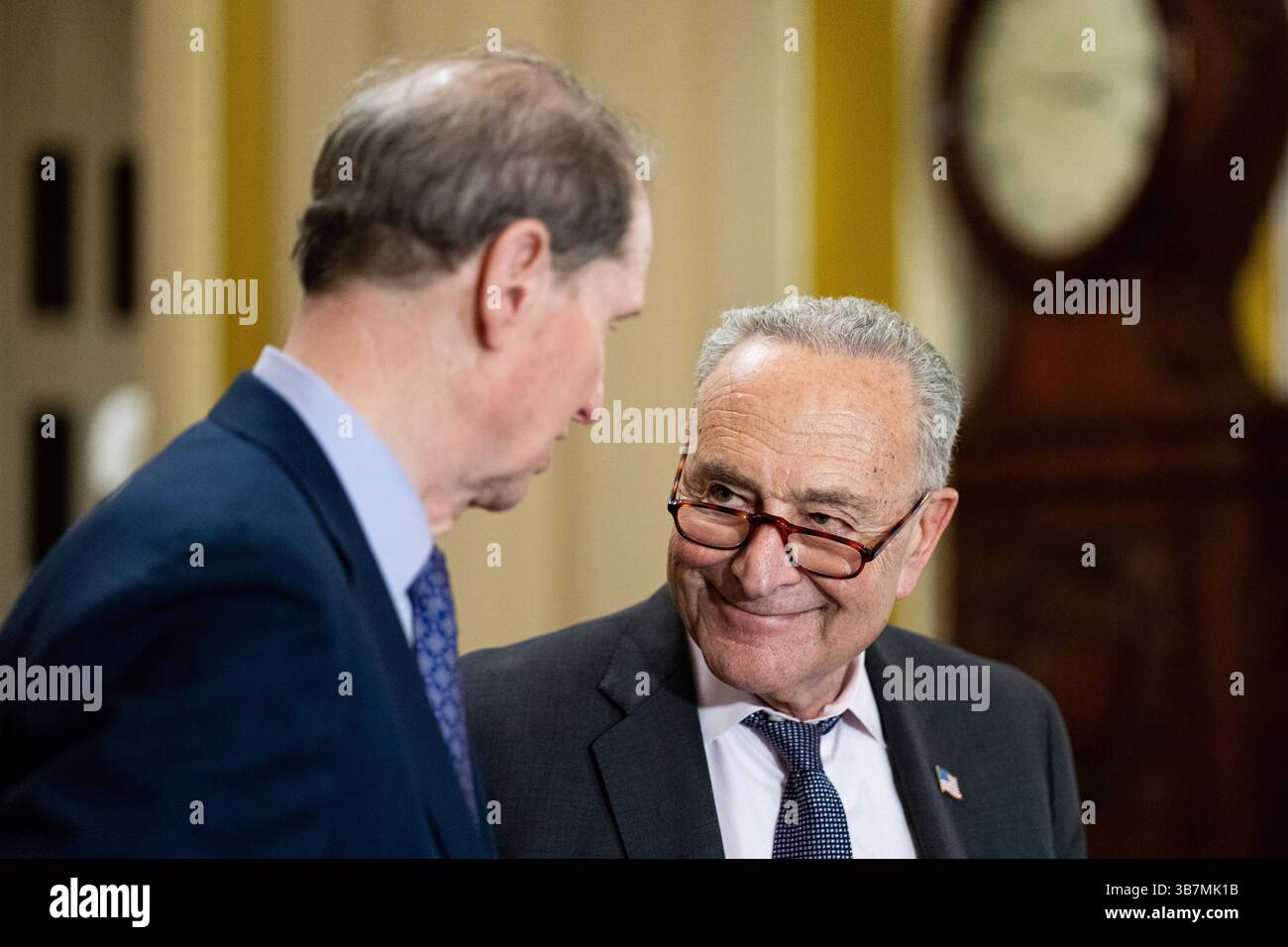 UNITED STATES - MAY 6: Sen. Ron Wyden, D-Ore., left, speaks with Senate ...
