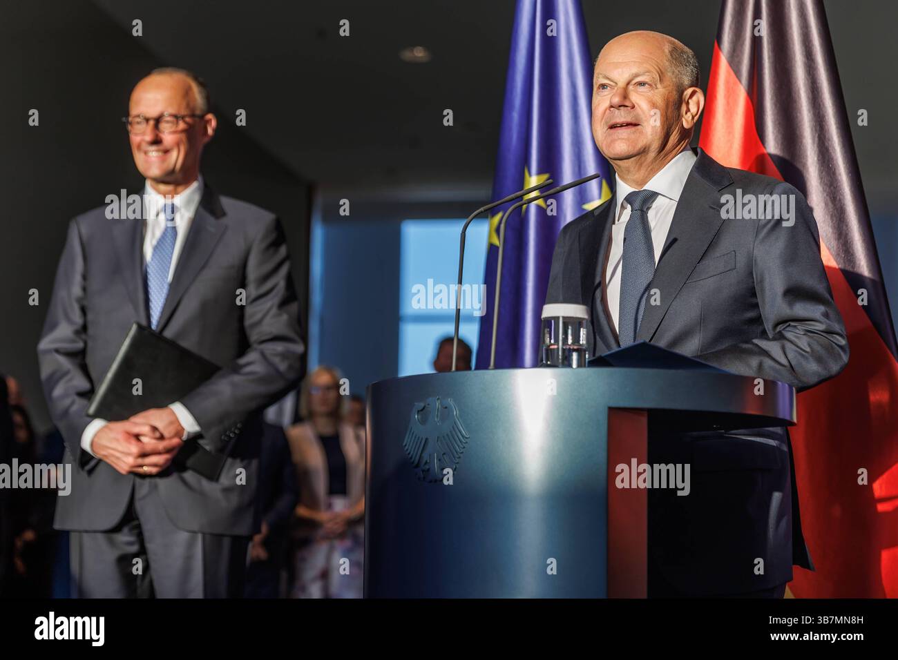 Bundeskanzler Amtsuebergabe Bundeskanzler Olaf Scholz SPD a.D ...