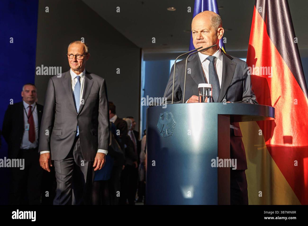 Bundeskanzler Amtsuebergabe Bundeskanzler Olaf Scholz SPD a.D ...