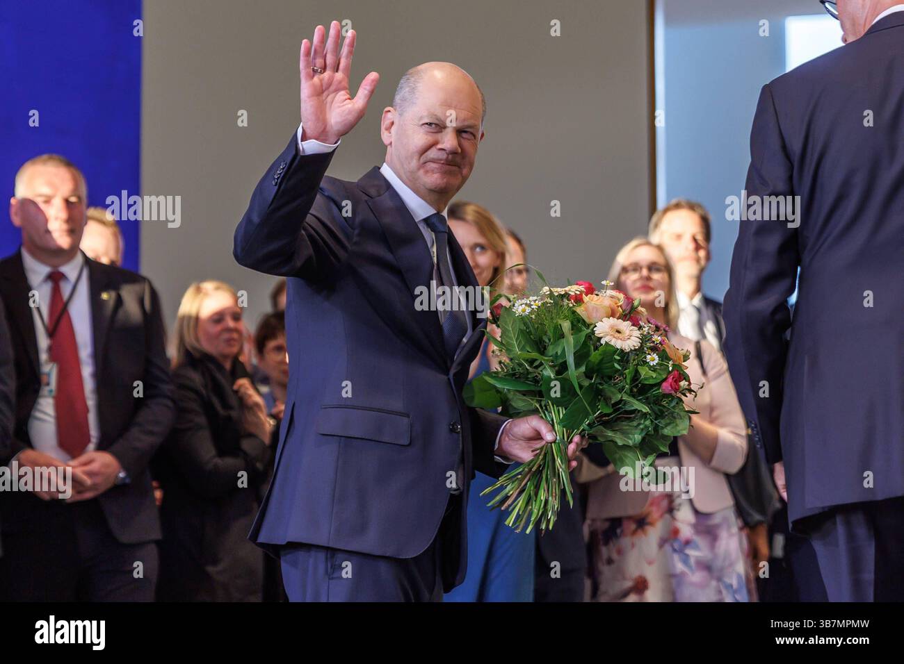 Bundeskanzler Amtsuebergabe Bundeskanzler Olaf Scholz SPD a.D ...