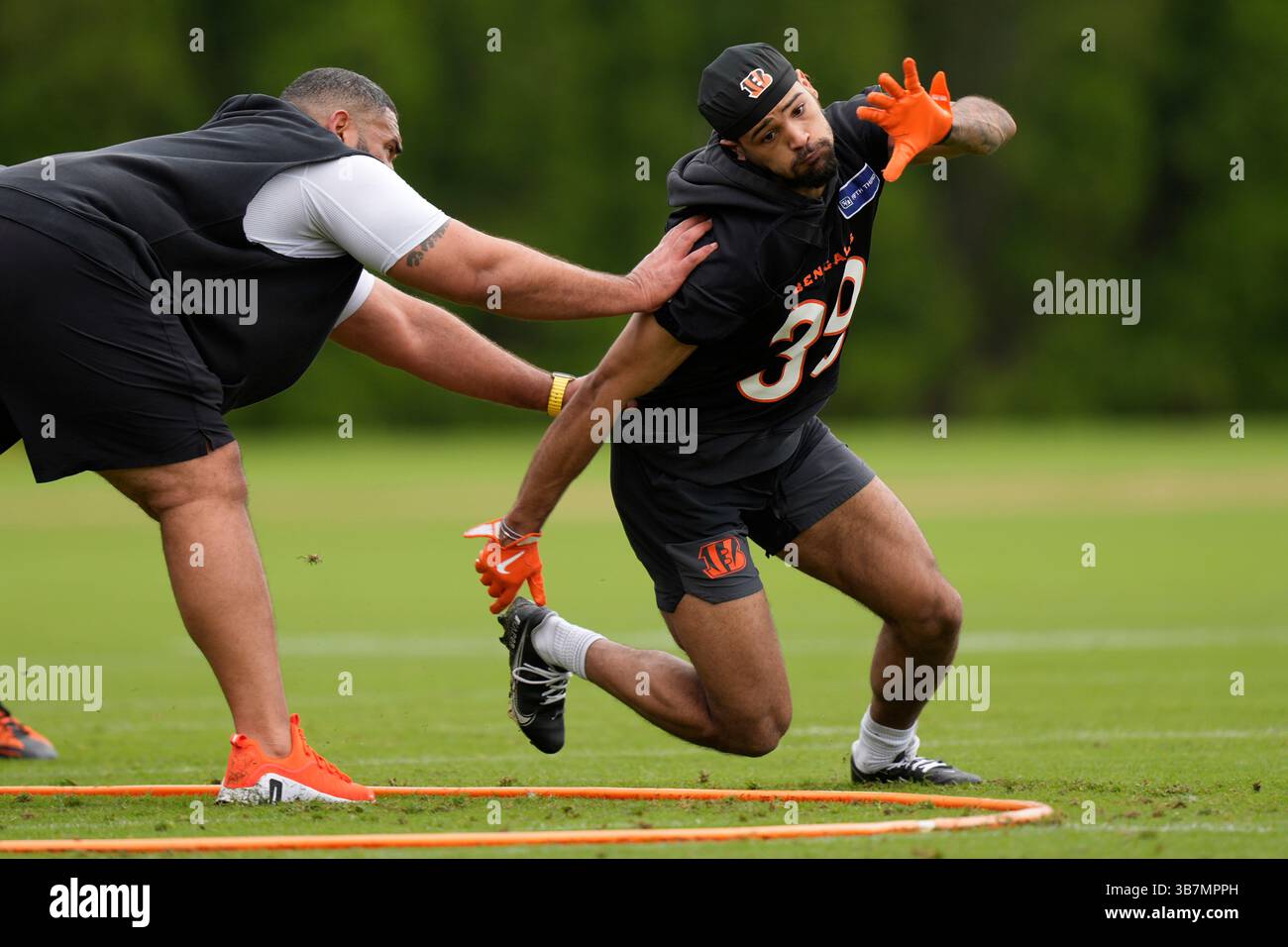 Cincinnati Bengals cornerback Lance Robinson (39) runs a drill with ...