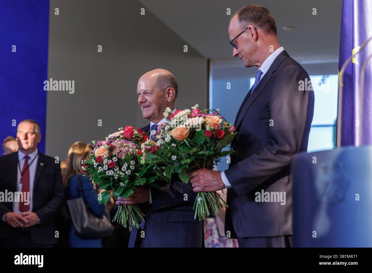 Bundeskanzler Amtsuebergabe Bundeskanzler Olaf Scholz SPD a.D ...
